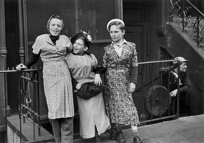 Helen Levitt Children with Soap BubblesArt Blart _ art and cultural ...