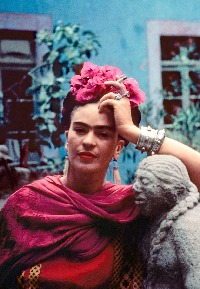 Frida leaning on a sculpture by Mardonio MagañaArt Blart _ art and ...